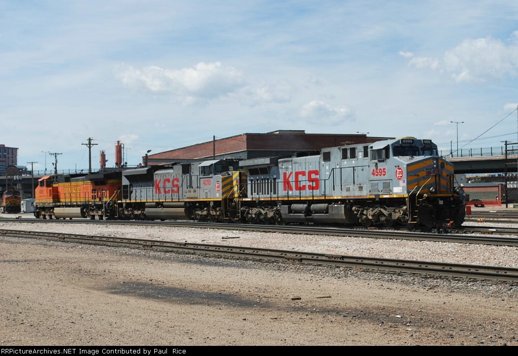 KCS 4595/4010 & BNSF 4051 Head Into The Yard
